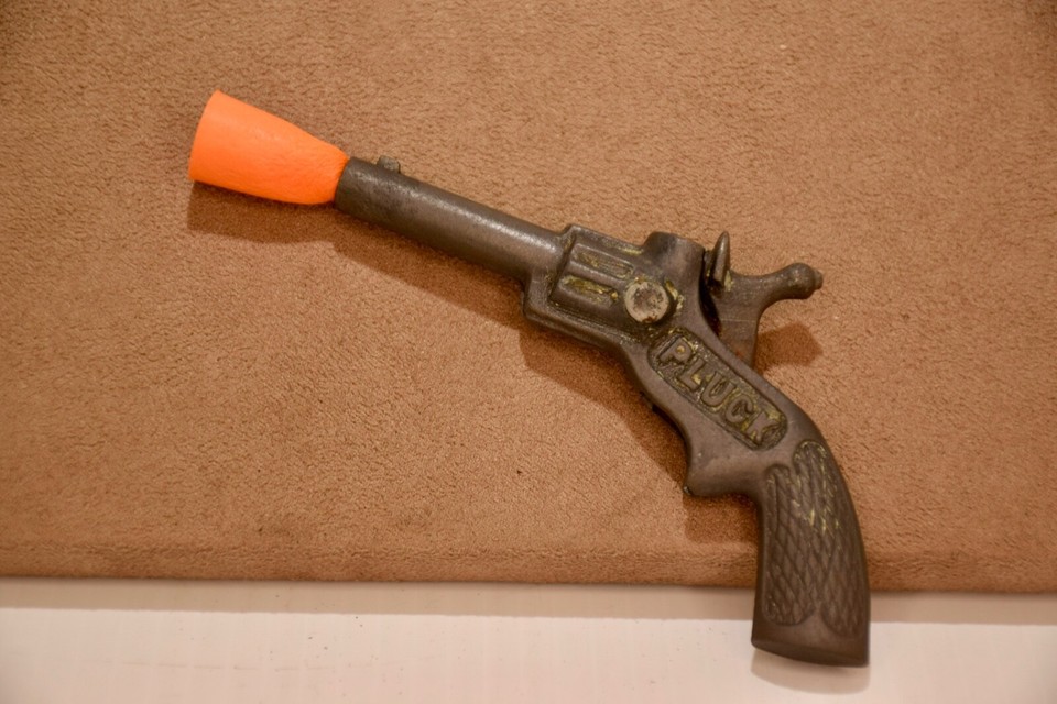 VINTAGE 1920 - 30'S J E STEVENS " PLUCK " CAST IRON CAP GUN W/ LEATHER ...