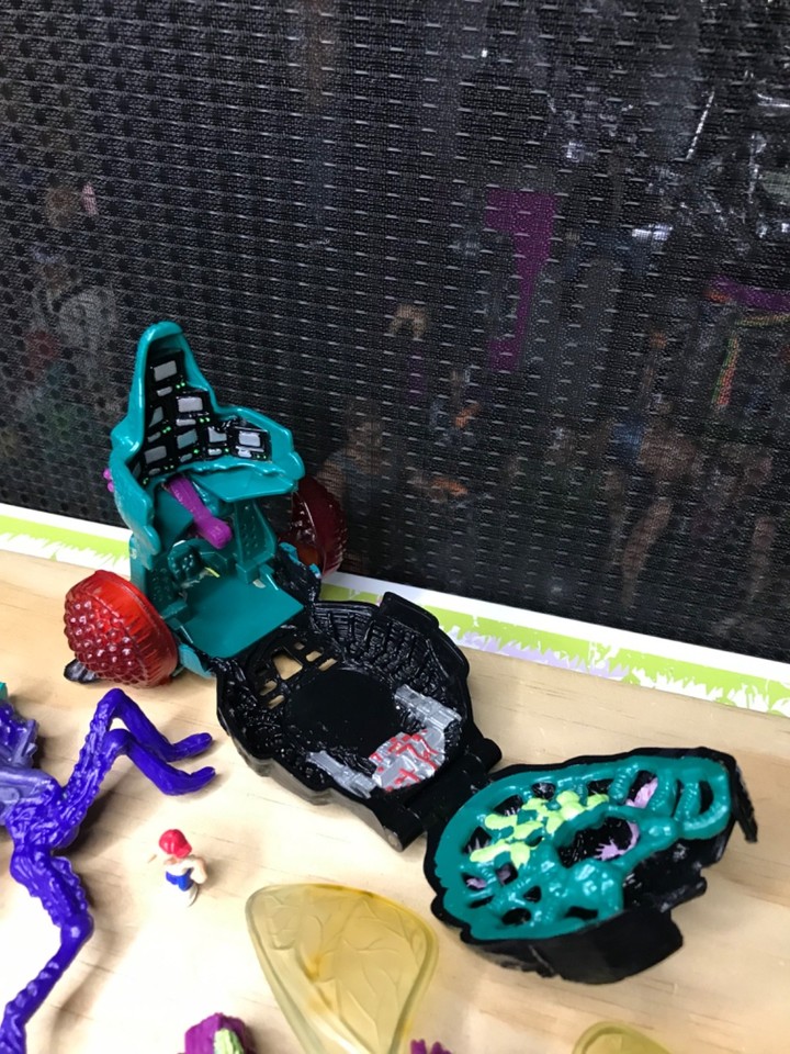 Mighty Max Squishes Fly Doom Zone Complete with figures but missing ...