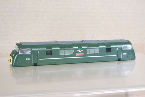 Mainline 37-064 Corps pour Br Warship Classe 42 Diesel Locomotive D824 ...