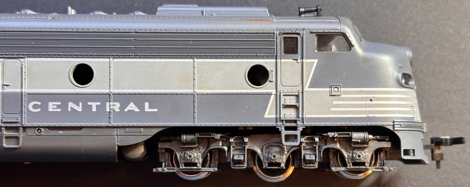 HO Scale NYC EMD E8 Diesel Locomotive #4095 Pre-owned Made In Slovenia ...