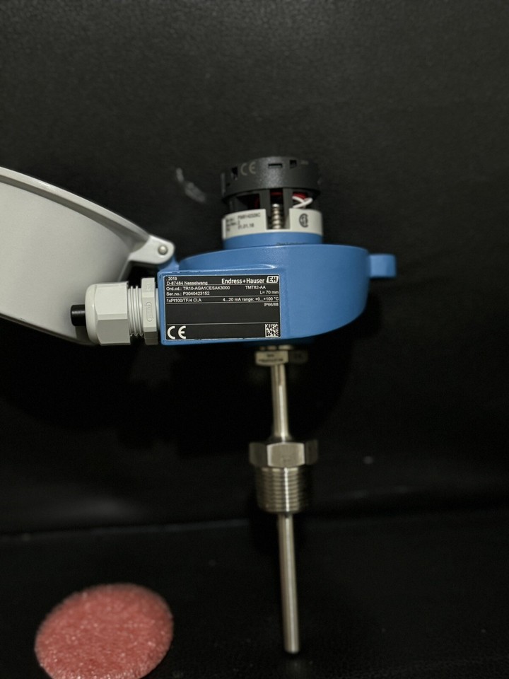 ENDRESS+HAUSER TMT82-AA temperature transmitter with sensor TMT82-41Q0 ...