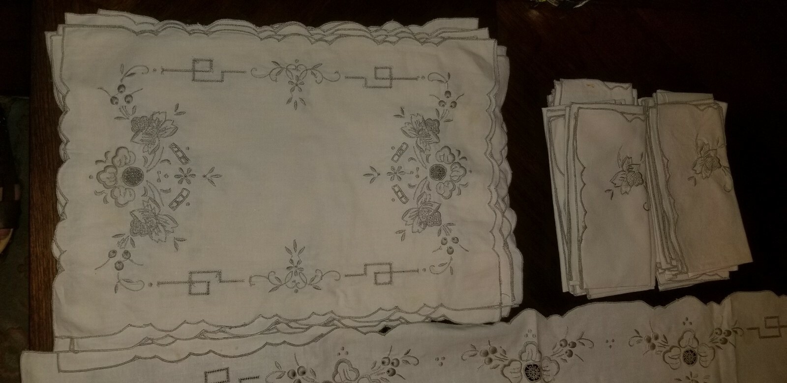 VINTAGE EMBROIDERED FLORAL RETICELLA CUTWORK LINEN RUNNER PLACEMATS ...