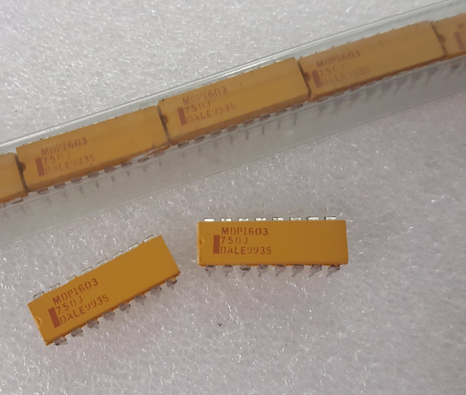 DALE MDP1603-750J Thick Film Resistor Network 16-Pin 75 Ohm 5% **NEW ...