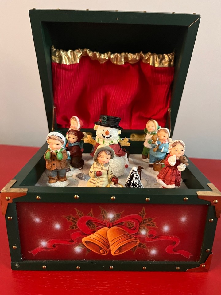 Animated Christmas Music Chest/Box We Wish you a Merry Christmas Figgy ...