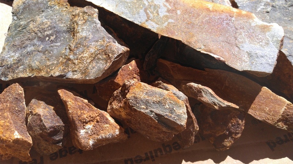 10 Kilos of green shale arizona gold silver copper ore from the vein ...