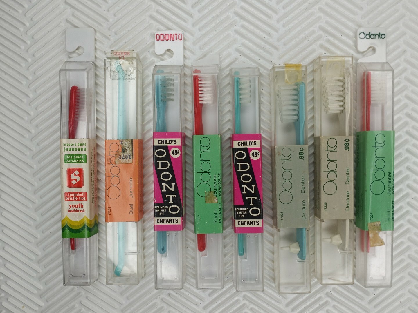 LOT OF 8 ODONTO TOOTHBRUSHES CANADIAN TOOTH BRUSH | eBay