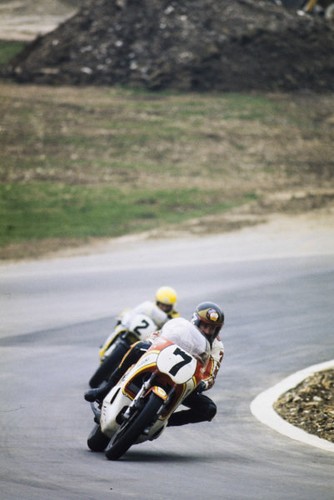 Barry Sheene Suzuki leads Kenny Roberts Yamaha 1976 Motorcycle Old ...