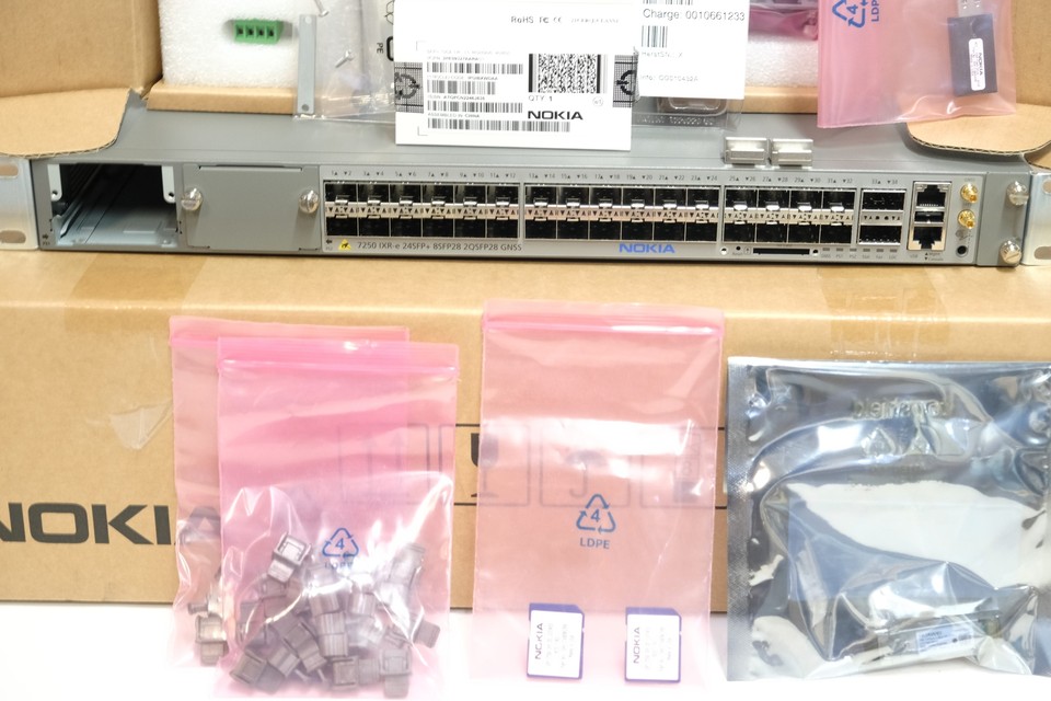 Nokia 7250 IXR-e 24SFP 8SFP28 2QSFP28 GNSS Router Komplettset Neu ...