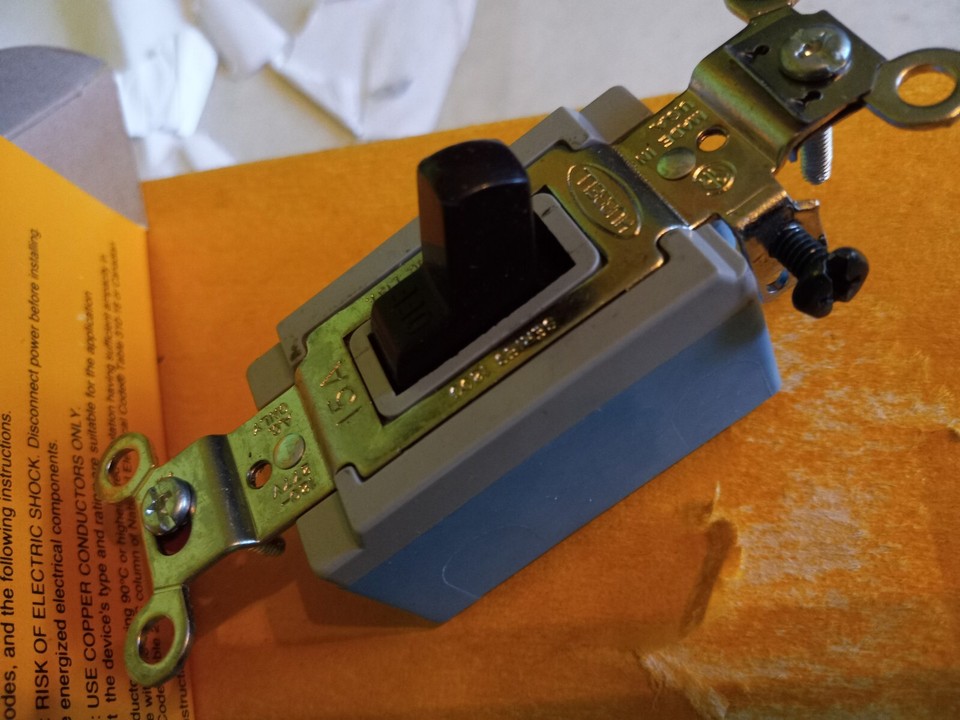 HBL1201 Hubbell NEW In Box Toggle Switch HBL 1201 - LOT OF 10 - FREE ...