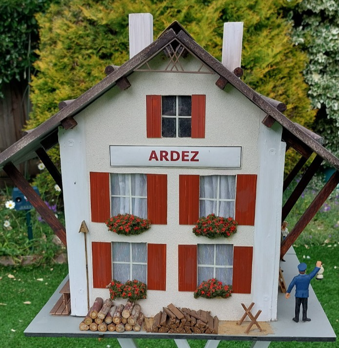 For G scale, a scratch-built large RhB station "ARDEZ" + figures ...