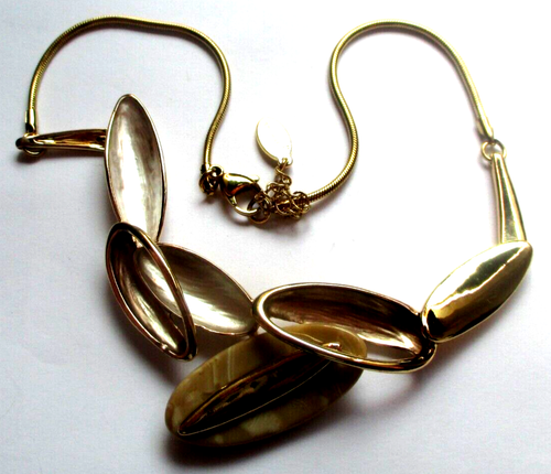 Collier BELLE MISS chaine ronde couleur or plastron émail nacre beige ...