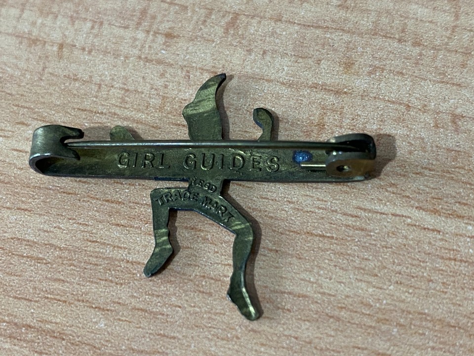 GIRL GUIDE / BROWNIE PIXIE BRASS BADGE - LOT 47 | eBay UK