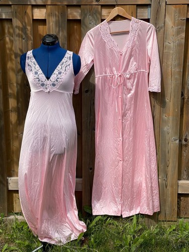 VTG VANITY FAIR PEIGNOIR SET Pretty PINK NYLON NIGHTGOWN And ROBE Sz 32 ...