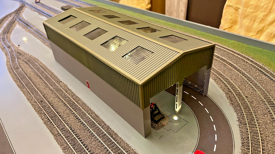 Modern Model Railway Diesel TMD Depot two lane 450mm OO shed *Improved ...