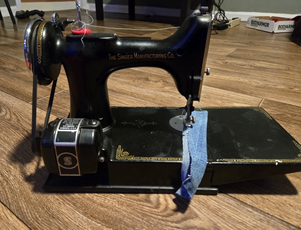 Singer Featherweight 221, Mfg 1941. Good Condition. No Carrying Case | eBay