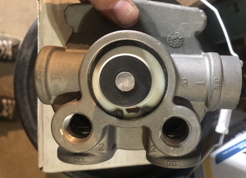 3945988 Meritor Wabco Relay Valve | eBay