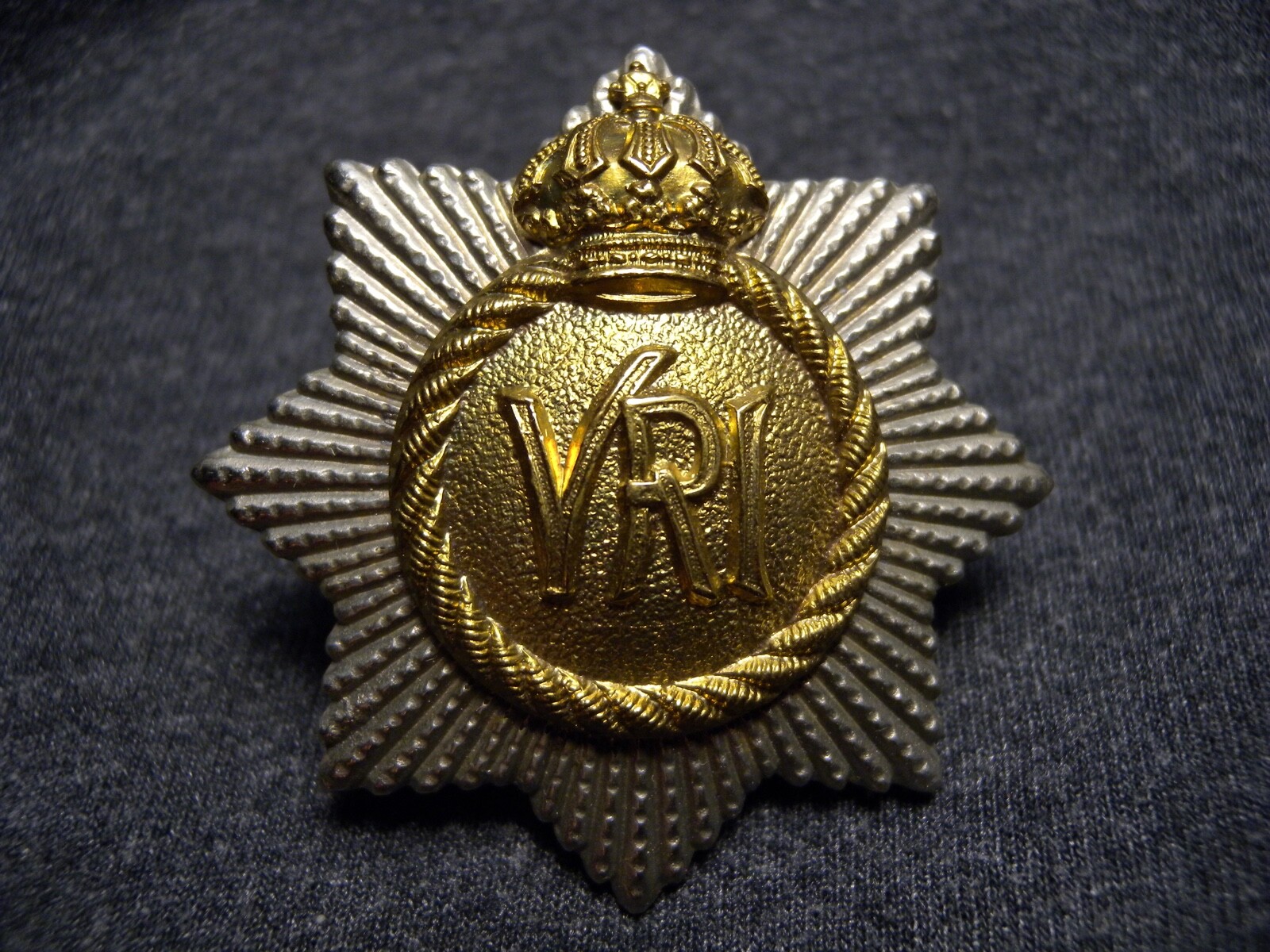 ROYAL CANADIAN REGIMENT PRE WWI CAP BADGE M1 RCR R.C.R. VRI PRO PATRIA ...
