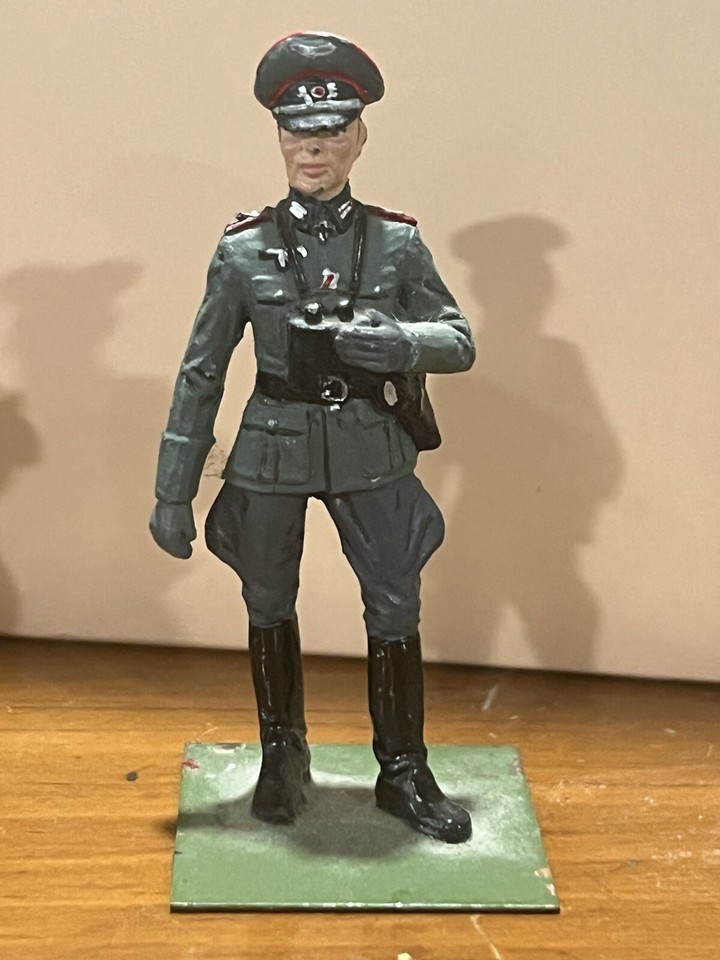 2 Vintage Metal WW2 German Heer Army Soldiers Officer King & Country ...