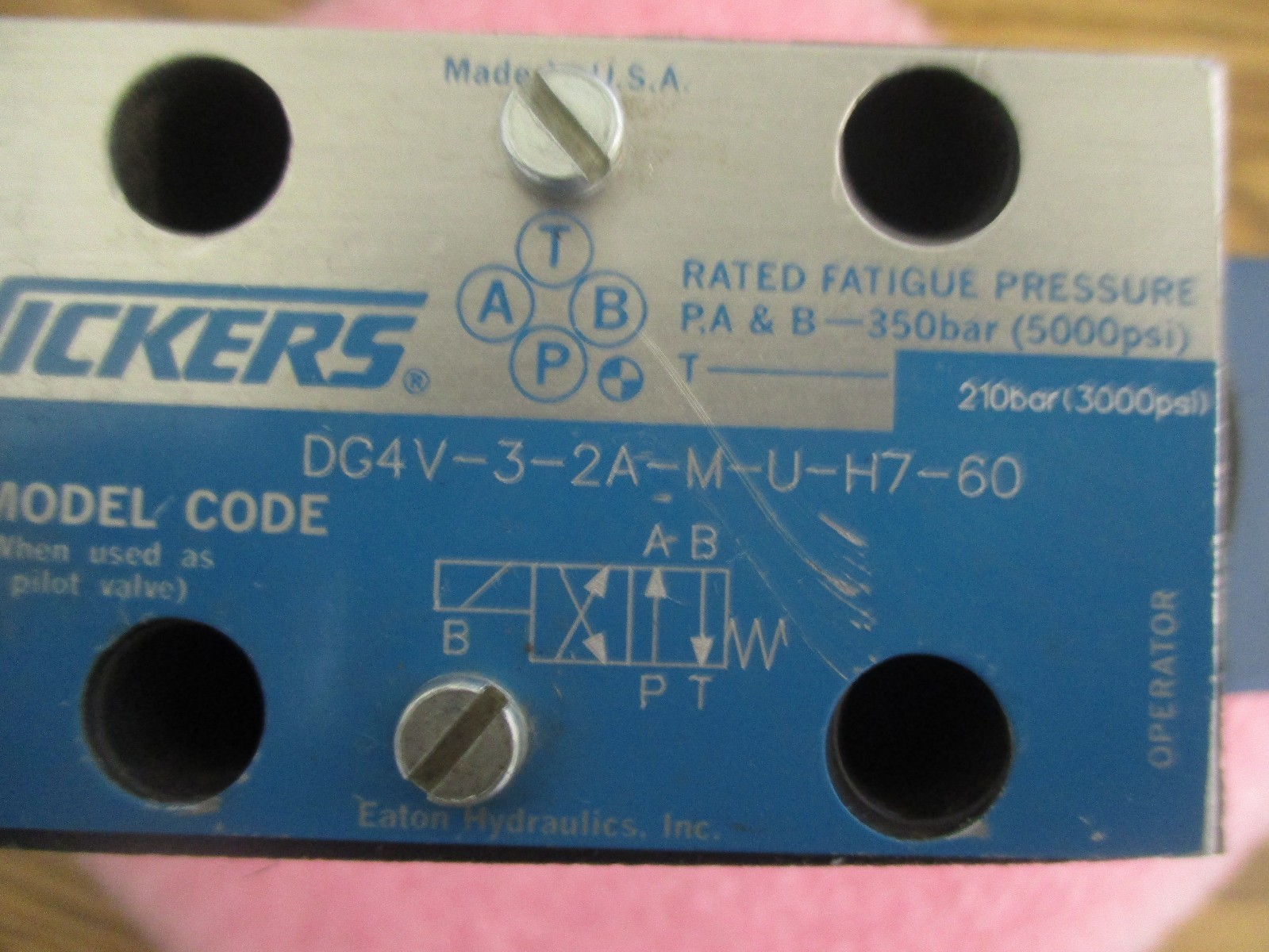 Vickers: DG4V-3S-2A-M-U-H7-60 Solenoid Valve with DG4V-3-2A-M-U-H7-60 ...