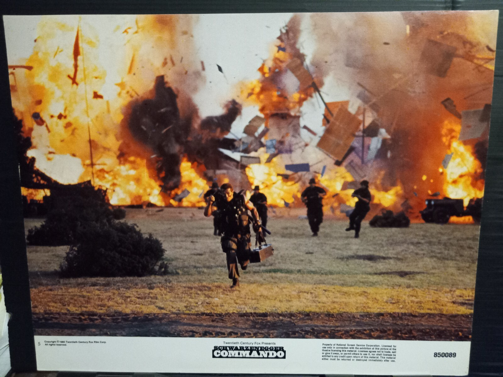 Lobby Card 1985 COMMANDO Arnold Schwarzenegger runs from massive ...