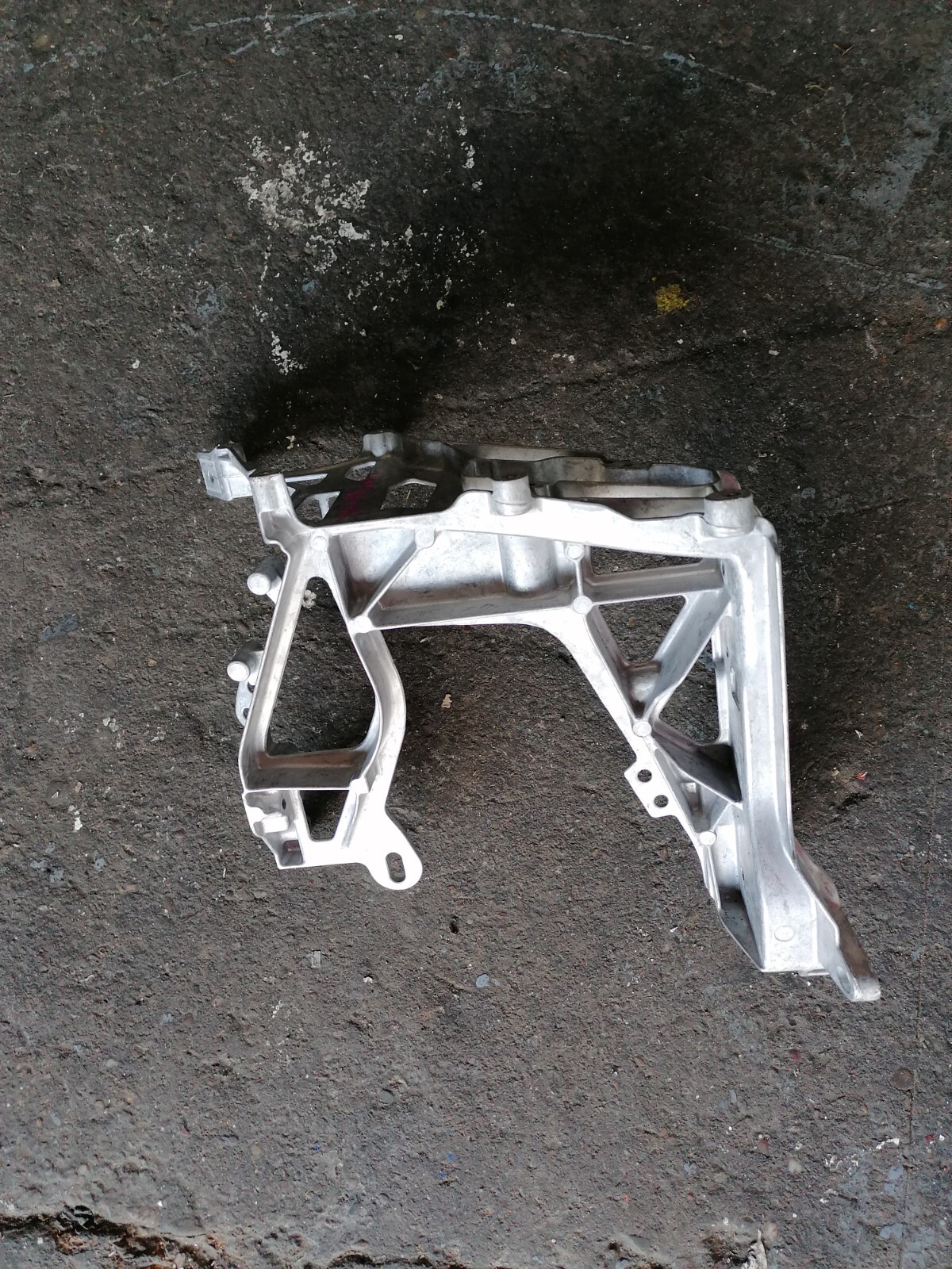 MERCEDES C CLASS W205 LEFT HEADLIGHT SUPPORT BRACKET A2056221600 2014 ...