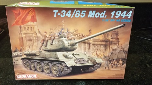 OLDER DRAGON RUSSIAN SOVIET UNION T-34/85 MOD. 1/35 SCALE TANK MODEL ...