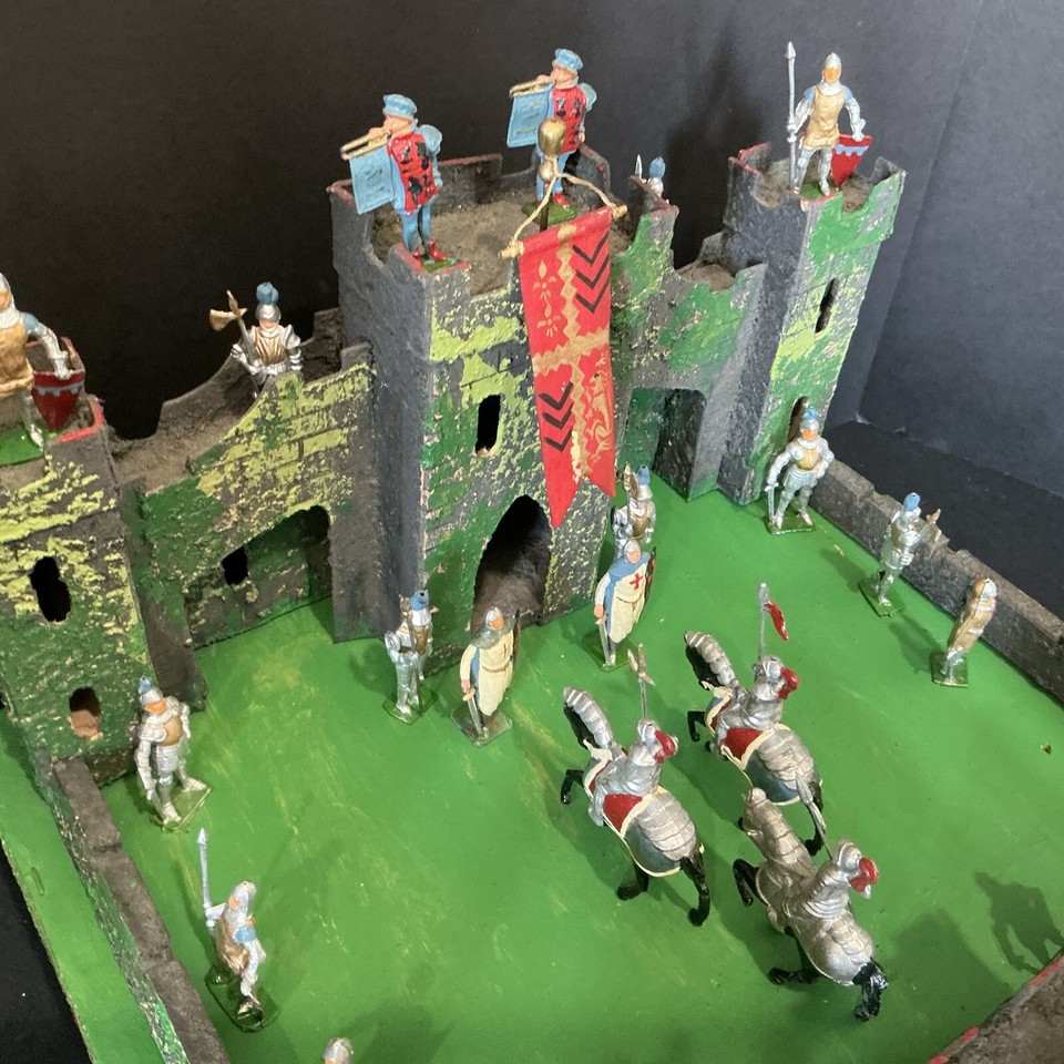 Triang Castle and 31 Figures Knights | eBay