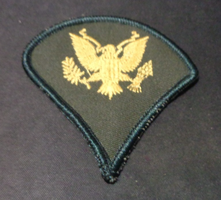 NEW US Army Specialist E-4 Rank Patch Eagle Holding Arrows GREEN / GOLD ...