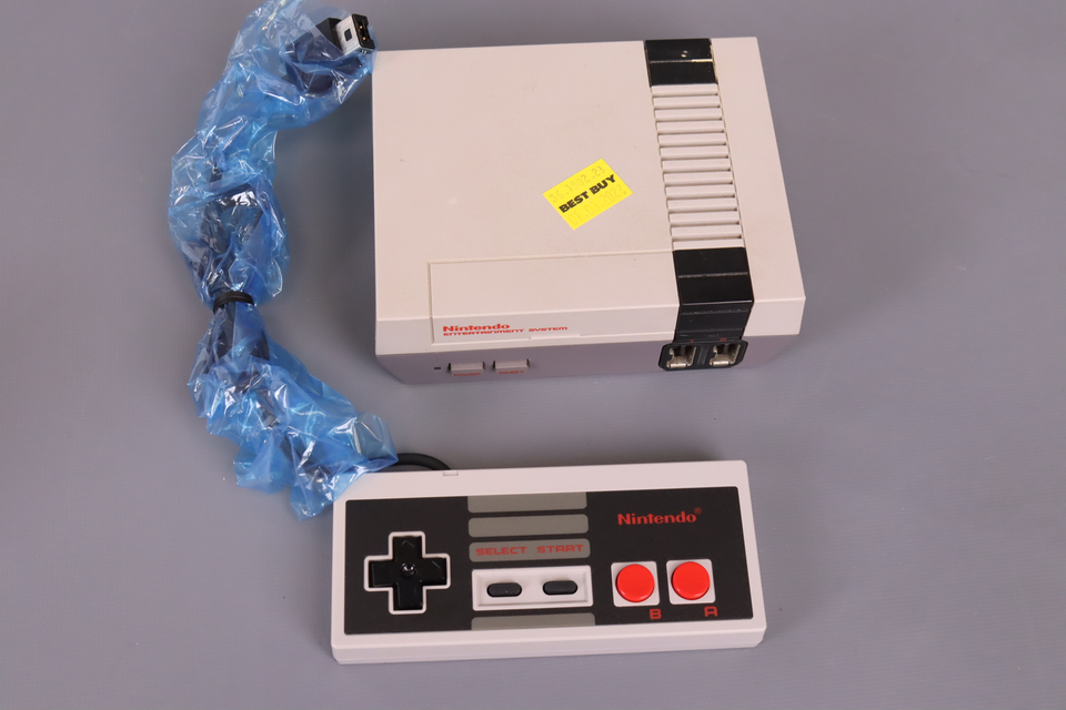 Nintendo Entertainment System NES Classic Edition - Plug and play TV ...