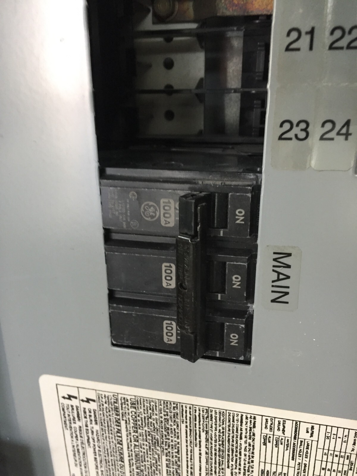 GE 100 AMP 208/120 VOLT 3 PHASE 24 CIRCUIT MAIN BREAKER INDOOR PANEL..P ...