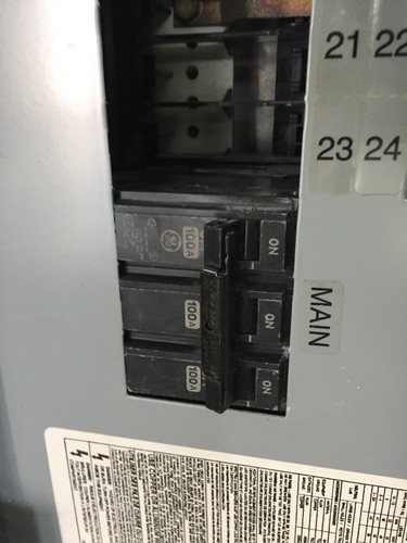 GE 100 AMP 208/120 VOLT 3 PHASE 24 CIRCUIT MAIN BREAKER INDOOR PANEL..P ...
