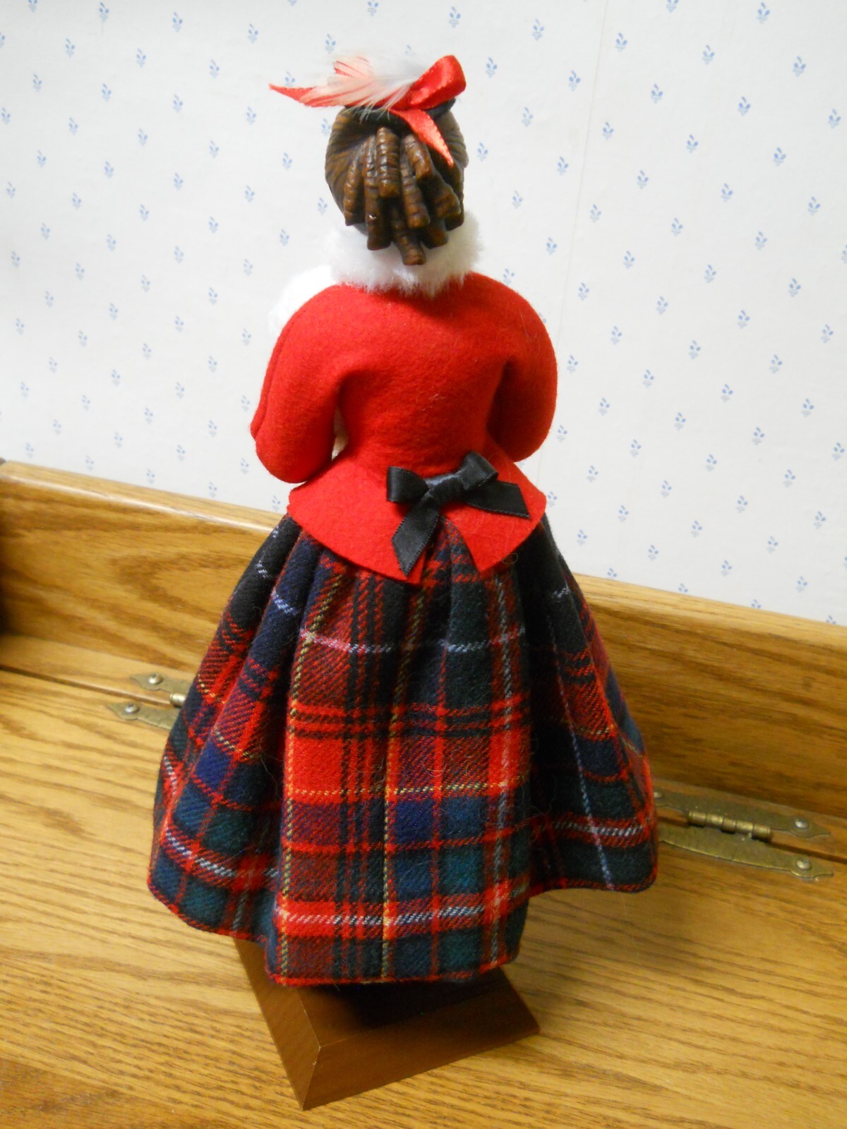Simpich Character Dolls “Muff Lady” Dickens Christmas Carollers ...