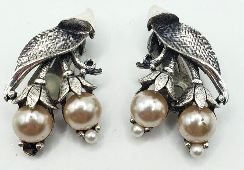 TORTOLANI Silver Tone Faux Pearl Clip-on Earrings 1950s Art Deco ...