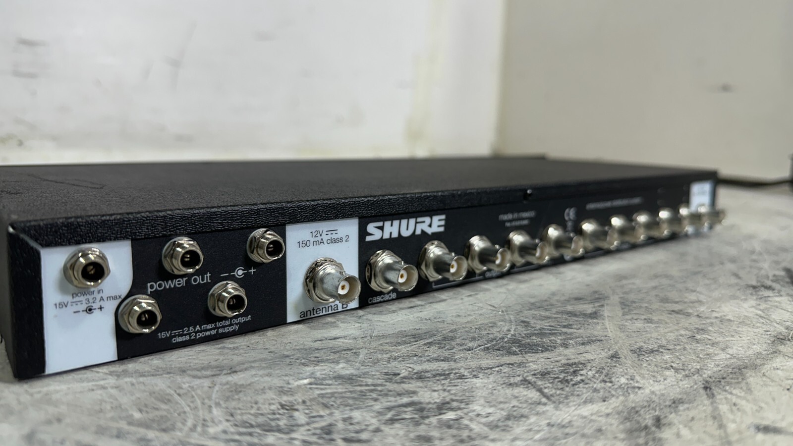 Shure UA844+SWB 420-952 Active Antenna Splitter /Power Distribution ...