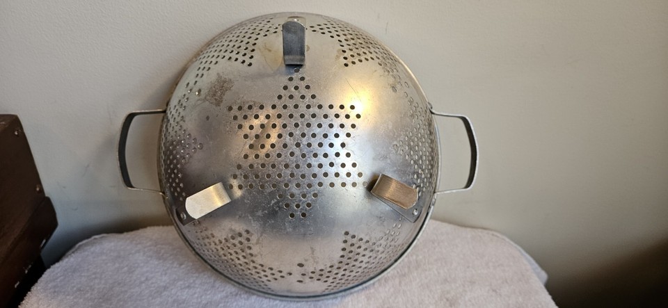 VTG 9" ALUMINUM 7 STAR PATTERN 3 FOOTED COLANDER STRAINER W/ HANDLES | eBay