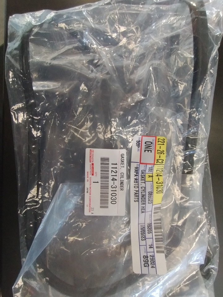 NEW GENUINE TOYOTA 11213-0P010 & 11214-31030 FACTORY OEM VALVE COVER ...