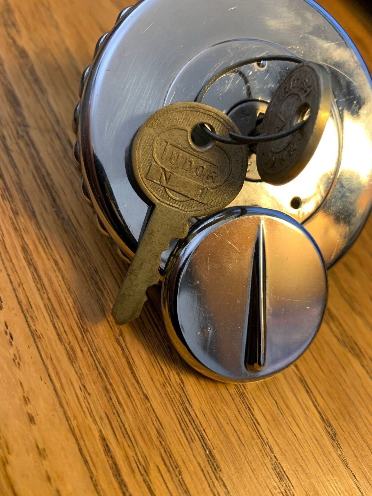 TUDOR VINTAGE LOCKING GAS CAP W/ KEYS AND SWIVEL TOP MADE IN ENGLAND ...