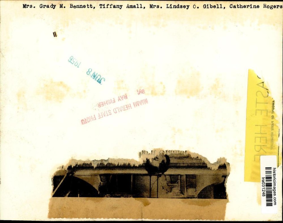 1956 Press Photo Kids make art as Mmes. Grady Bennett and Lindsay ...