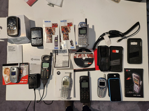 LOT - 9 vintage cell phones/flip/brick/Nokia/Motorola/LG ...~for parts ...