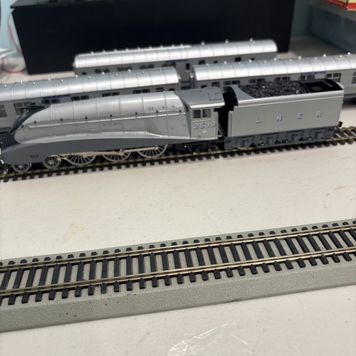 Hornby R312 LNER Silver link Locomotive OO Gauge And 3 MK1 Coaches ...