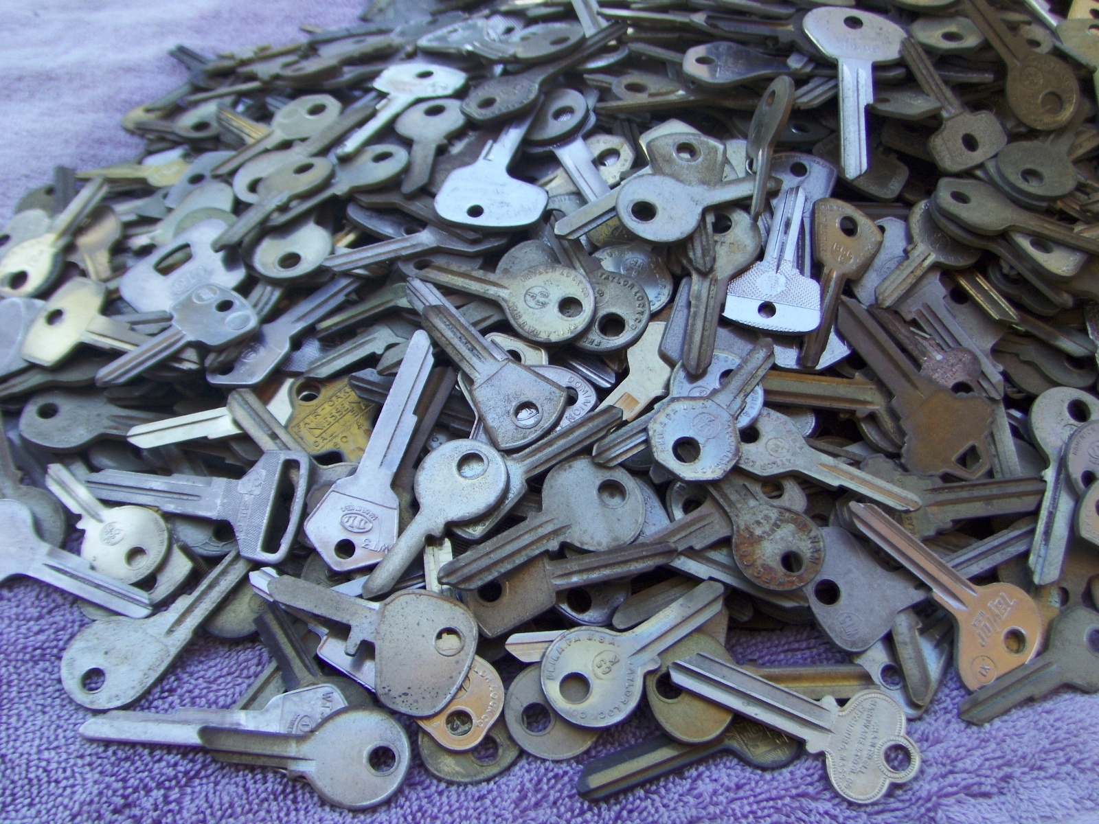 Lot of Misc Key BLANKS 3 lb ++ HOUSE,CARS,etc.. Lot of old and vintage ...