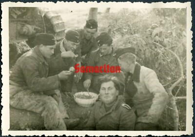 F8/7 WW2 ORIGINAL PHOTO OF GERMAN WEHRMACHT SOLDIERS EATING FROM ONE ...