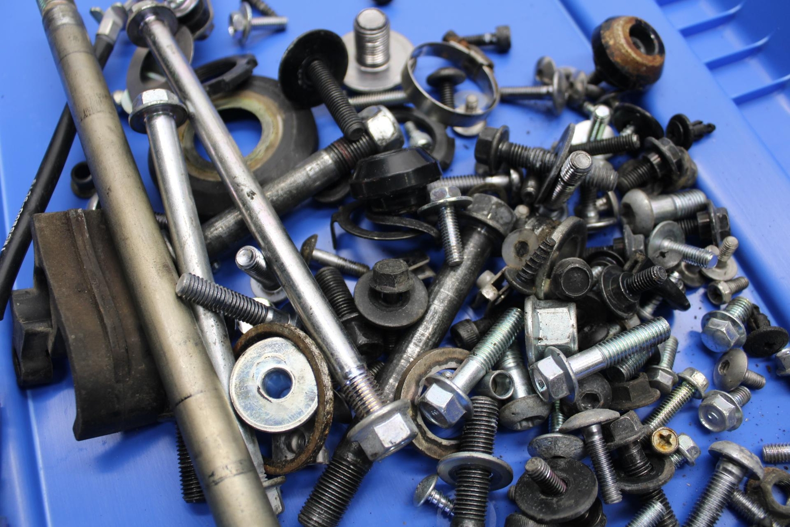 2015 Yamaha YZF R3 LEFTOVER MOUNTING BOLTS HARDWARE MOTOR SCREWS BB526 ...