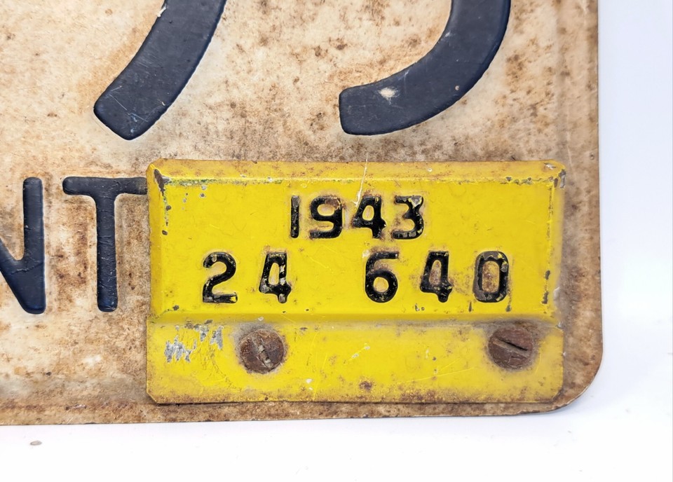 VTG 1943 WWII WARTIME VERMONT LICENSE PLATE SET W/ YELLOW METAL ...