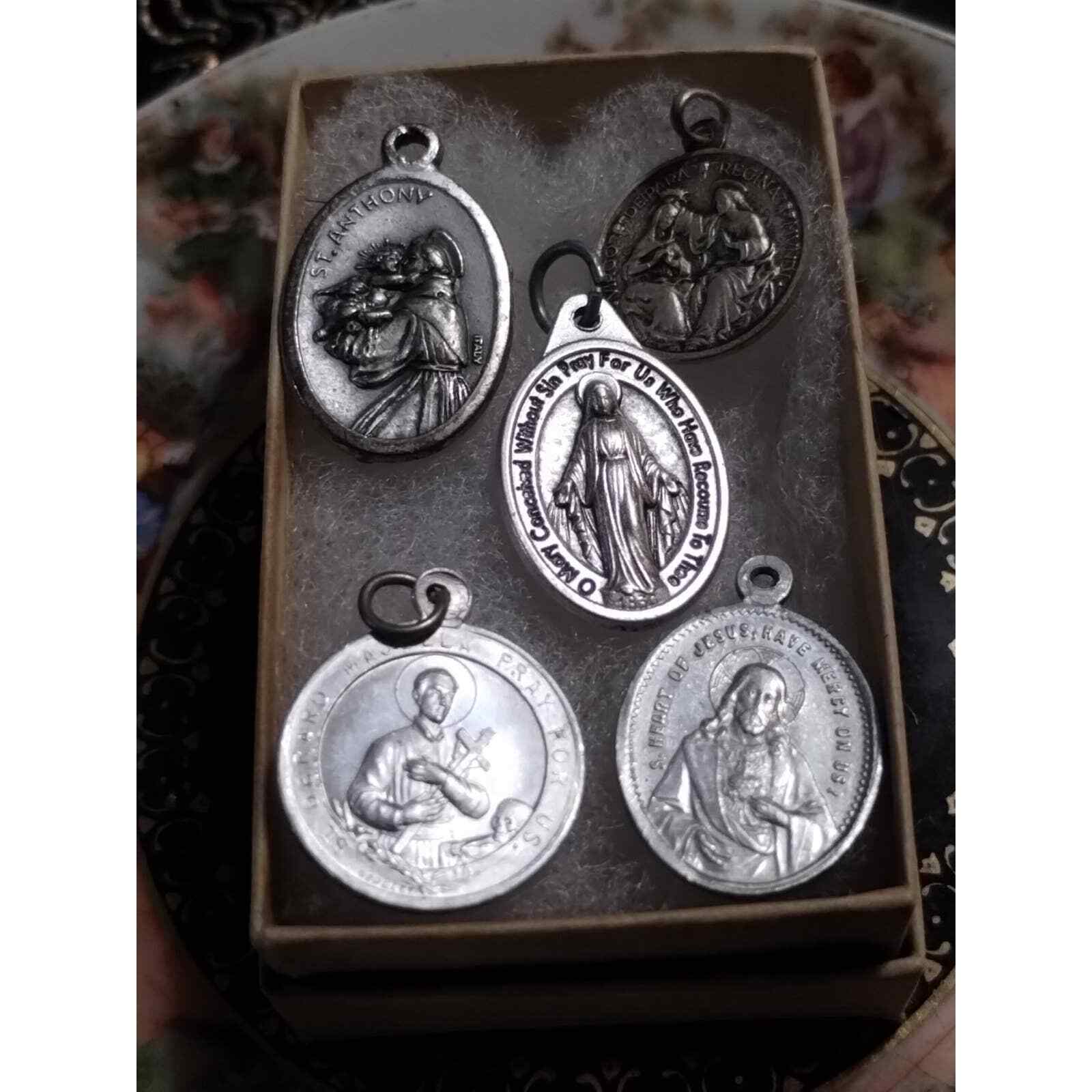 Five gorgeous religious medals/ pendants - Gem