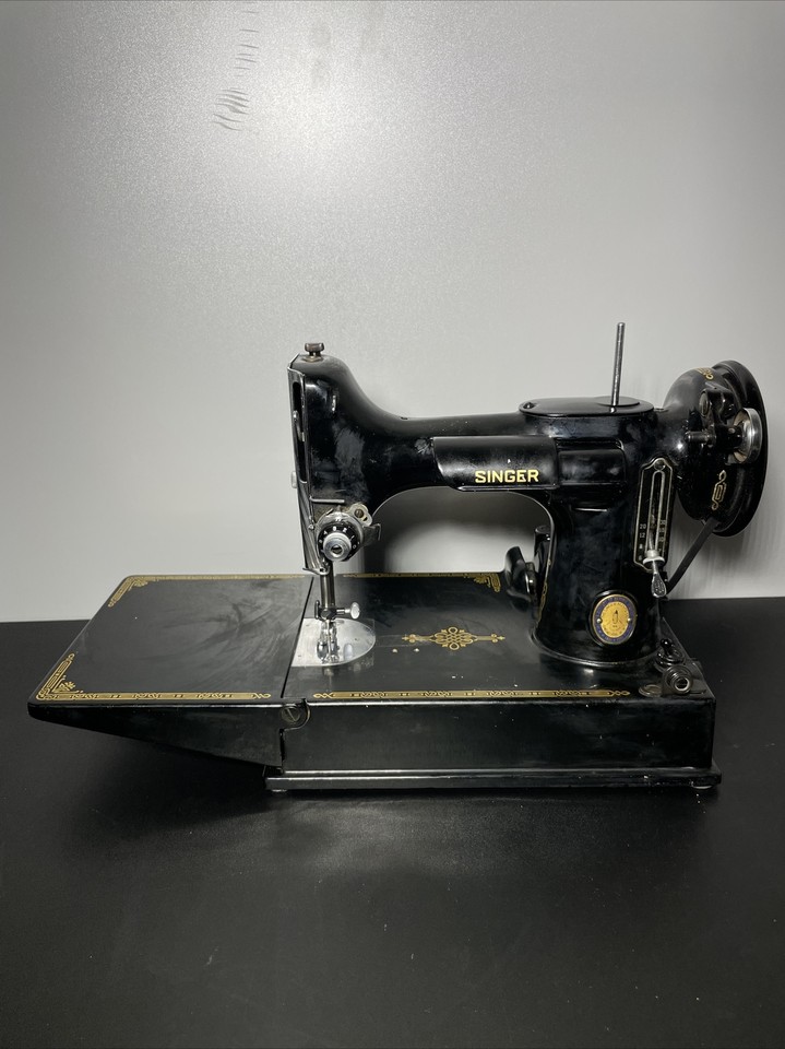 SINGER 221K Featherweight Sewing Machine W/Case&Accessories (1951 ...