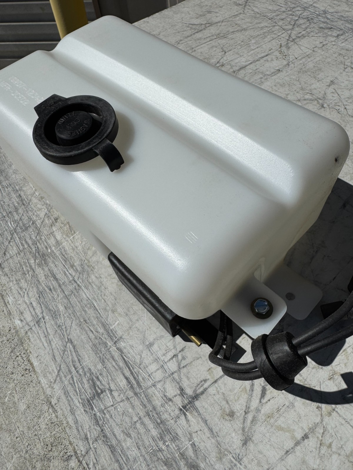 M998 HMMWV HUMVEE NEW SURPLUS WINDSHIELD WASHER BOTTLE WITH PUMP ...