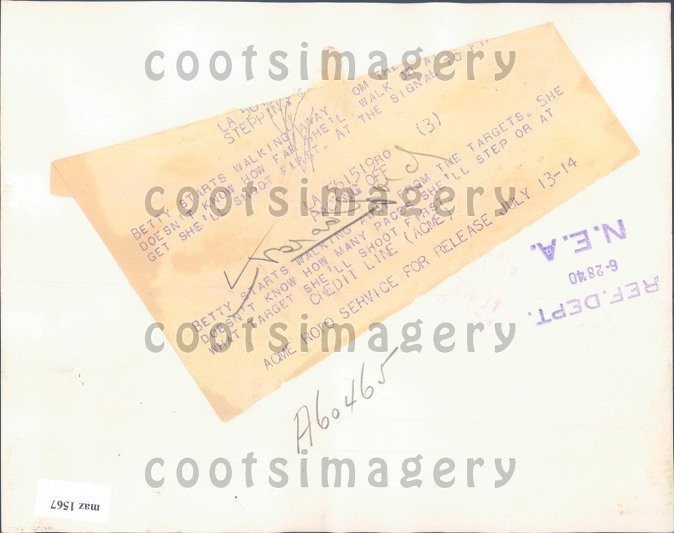 1940 Pretty Girl in Skimpy Outfit Works Target Range Press Photo | eBay