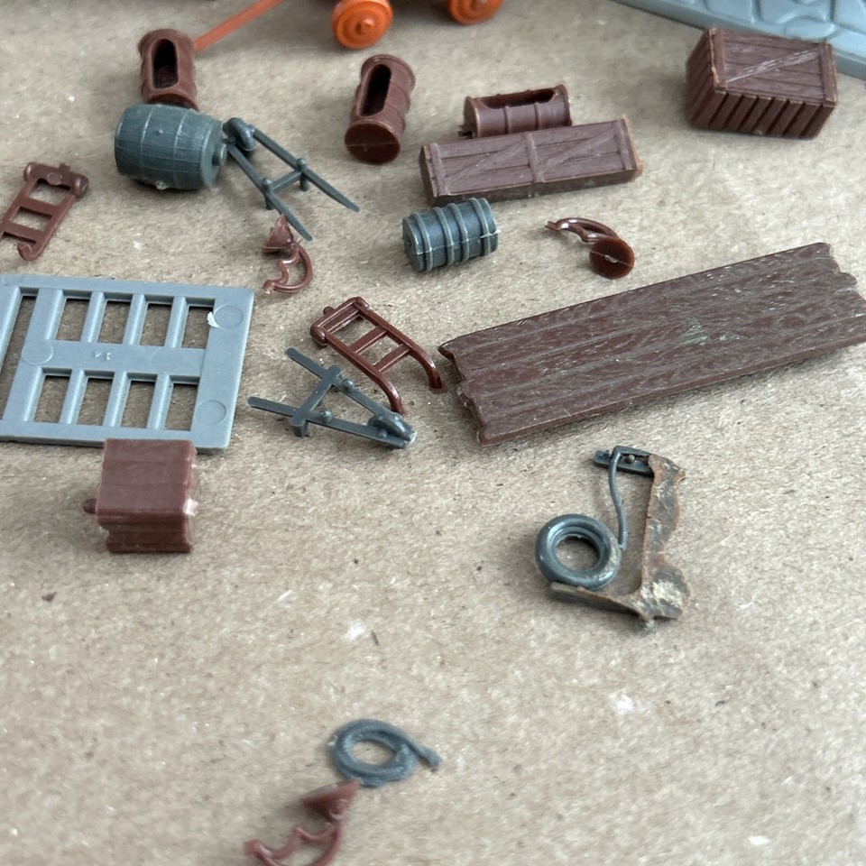 Vintage Revell Model RR HO Scale Cattle Ramps Lounge Area Detial Parts ...
