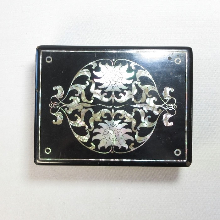 P0255: Vintage Chinese lacquer ware box with good Mother-of-pearl inlay ...